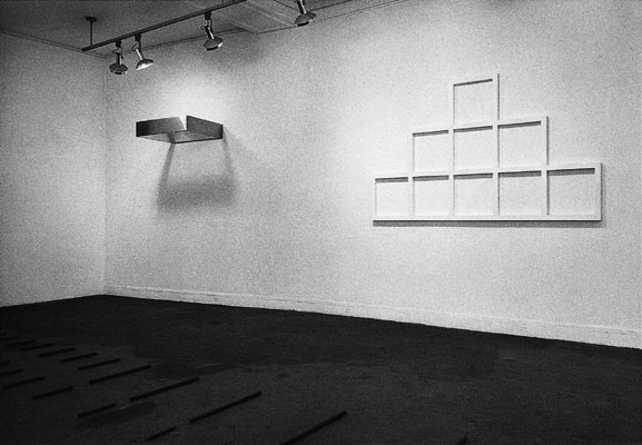 Vue d'exposition. A droite, Sol LeWit: Wall Sculpture | TEMPLON